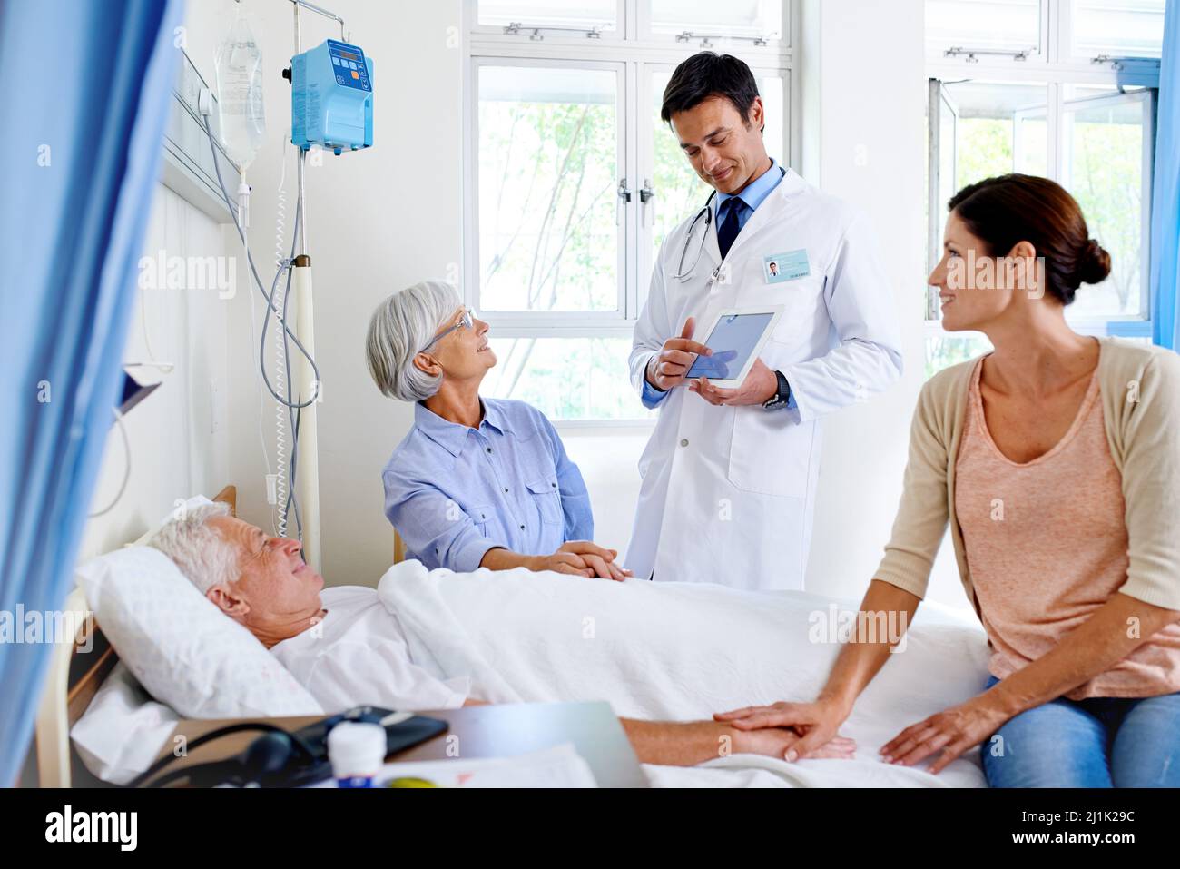 Hospital bed family hi-res stock photography and images - Alamy