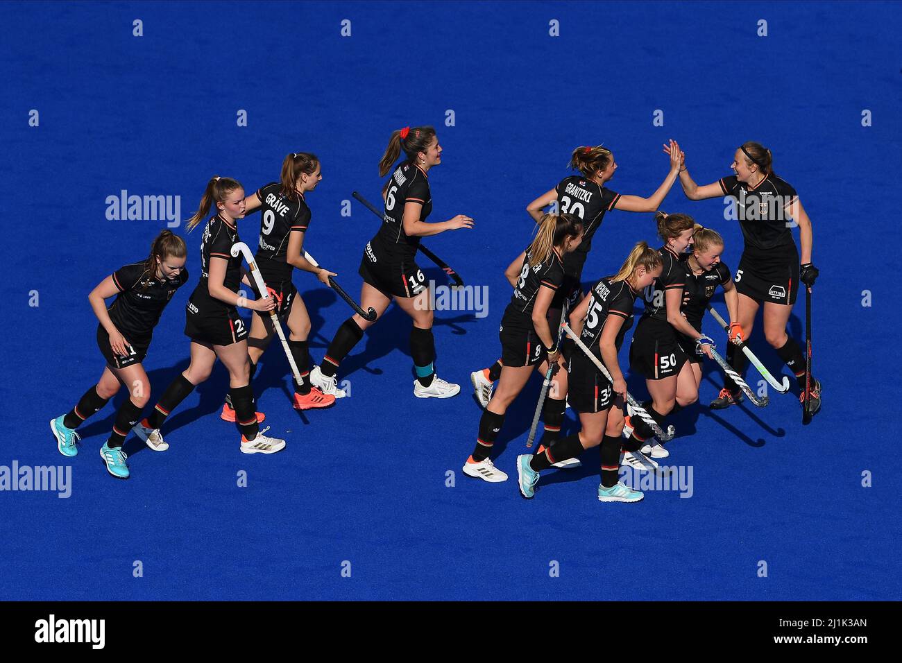 Hockey players legs hi-res stock photography and images - Alamy