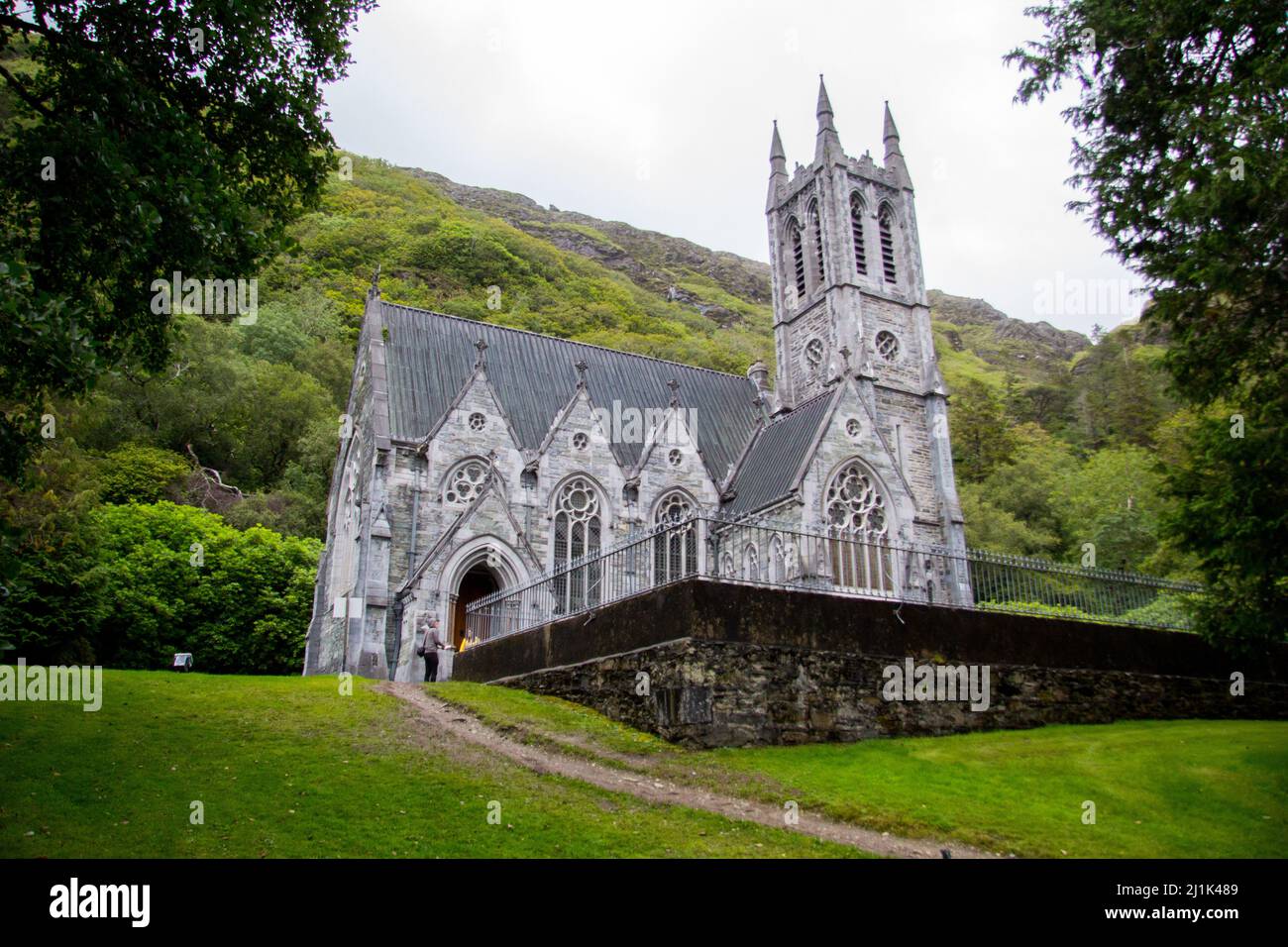 Kylemore Abbey in Connemara mountains, Ireland Stock Photo - Alamy