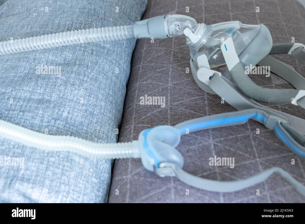 CPAP mask against obstructive sleep apnea helps patients respirator ...