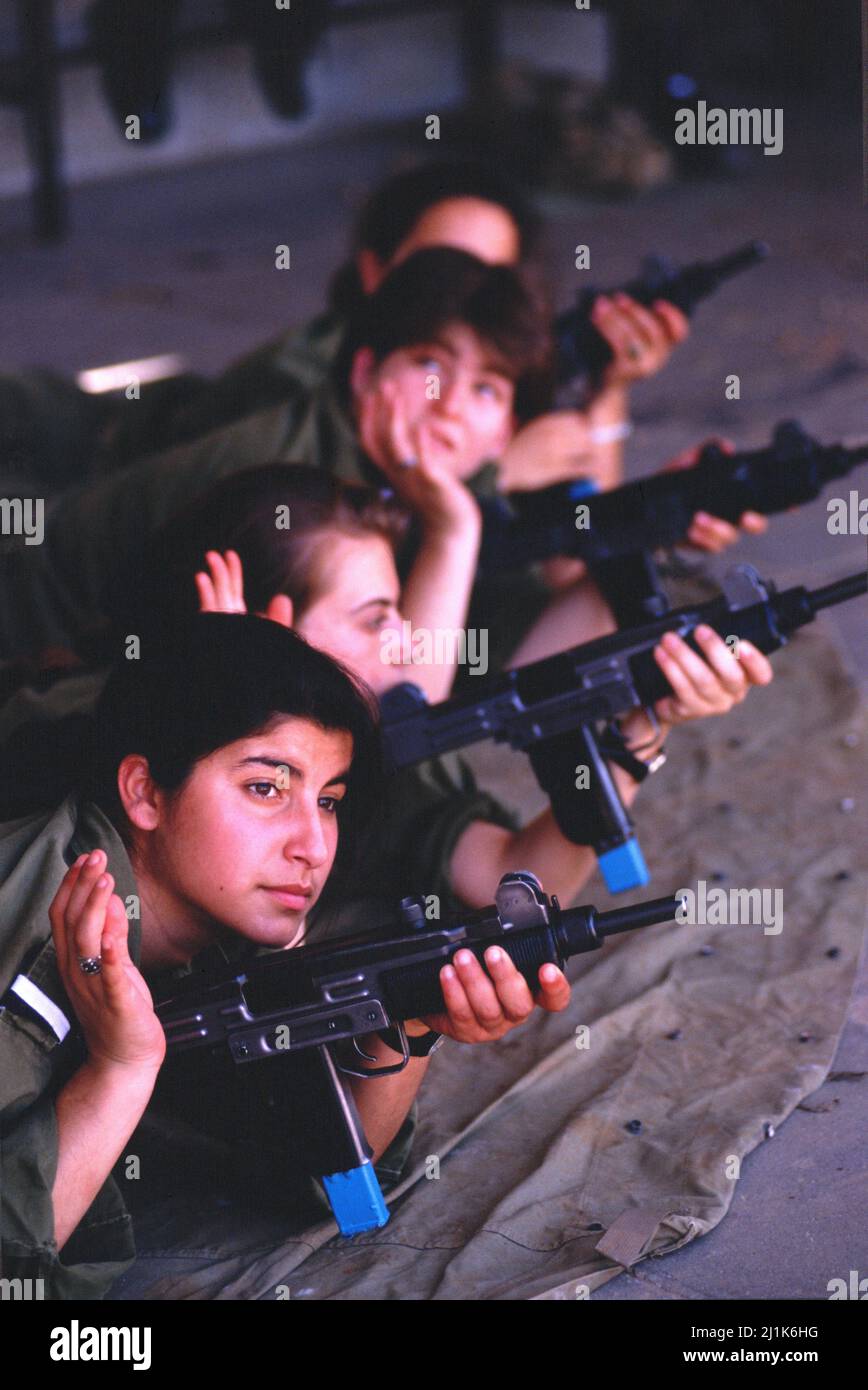1989 Israeli woman soldiers practice using uzi submachine guns Stock ...
