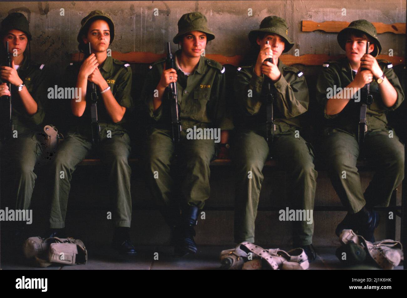 1989 Israeli woman soldiers practice using uzi submachine guns Stock ...