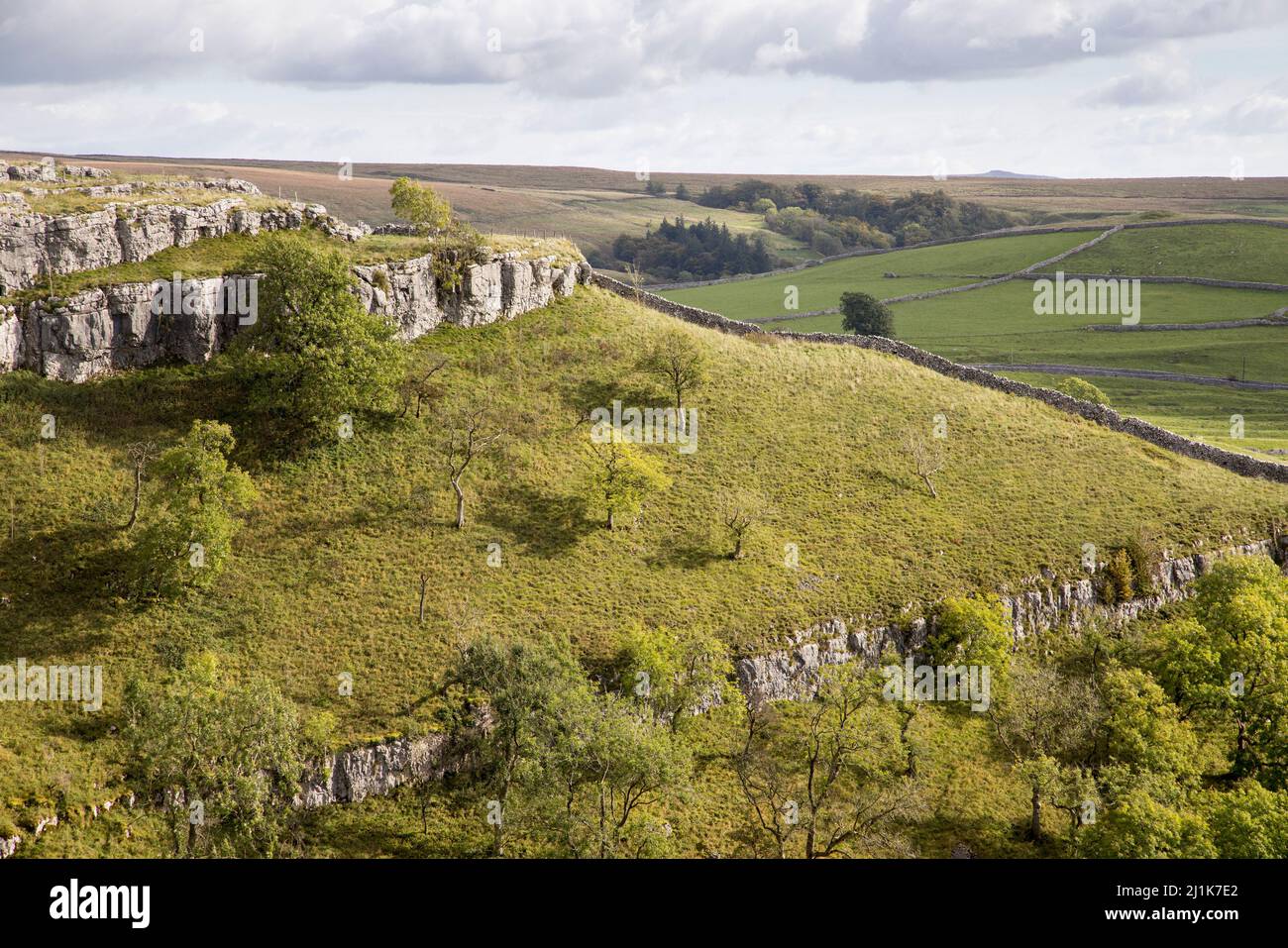 Limestone escarpment at Malham Cove, Yorkshire Dales, UK Stock Photo ...