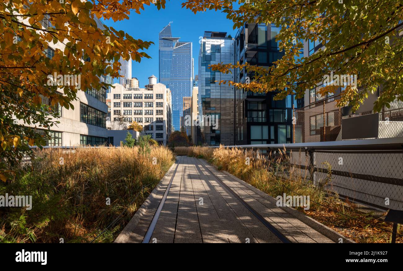 New York panoramic view of The High Line promenade . Elevated greenway ...