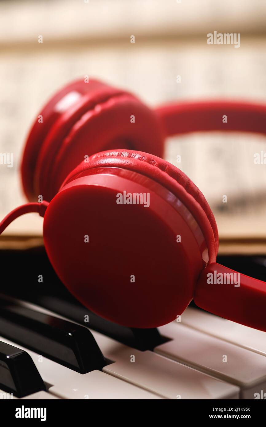 Synthesizer headphones hi-res stock photography and images - Alamy