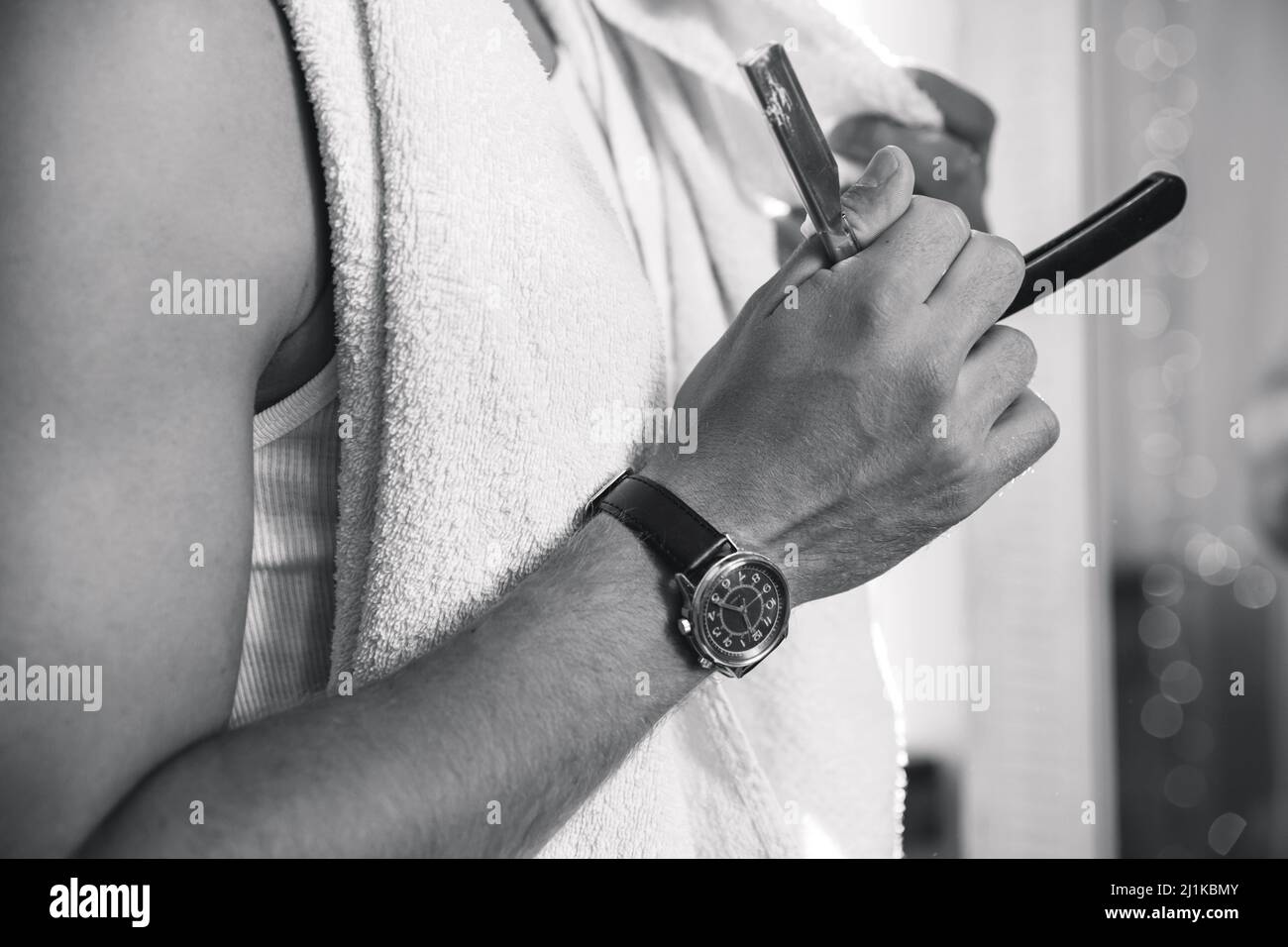 Barber shaving man classic razor hi-res stock photography and images ...