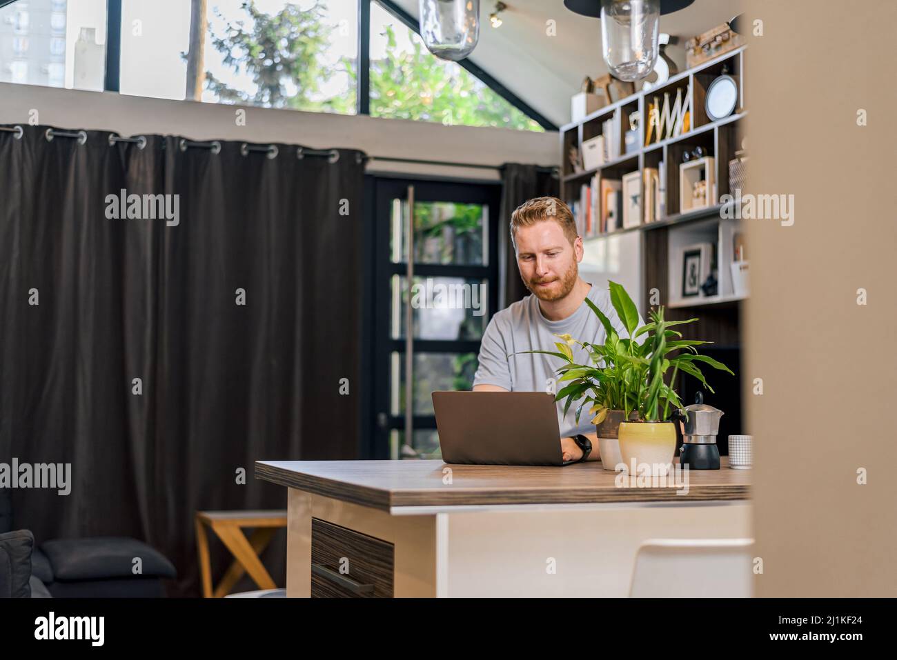 Completing work hi-res stock photography and images - Alamy