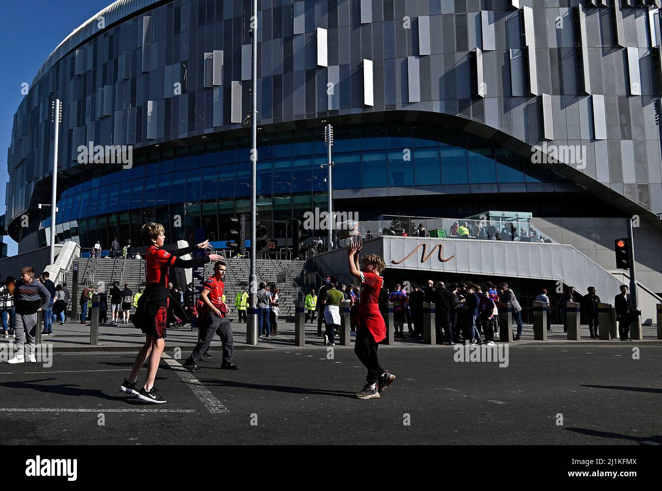 Tottenham hotspur stadium outside hi-res stock photography and images ...
