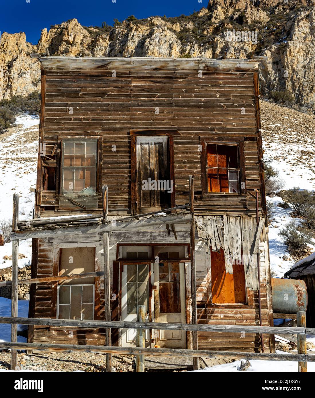 Bayhorse store building crumbling from weather and time Stock Photo - Alamy