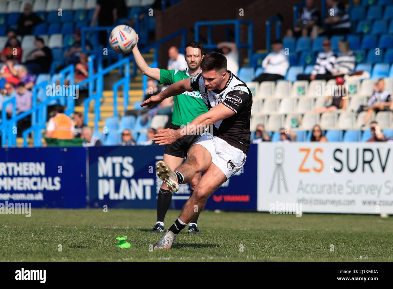 Ben McNamara #19 of Hull FC takes the conversion kick and scores Stock ...