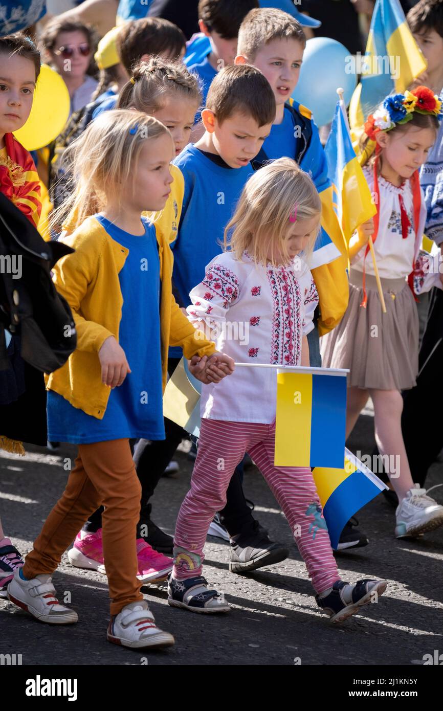 Ukrainian and British anti-War protesters march through central London ...