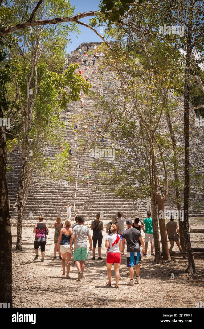 People climbing the Nohoch Mul Pyramid in Cobá, Mexico Stock Photo - Alamy