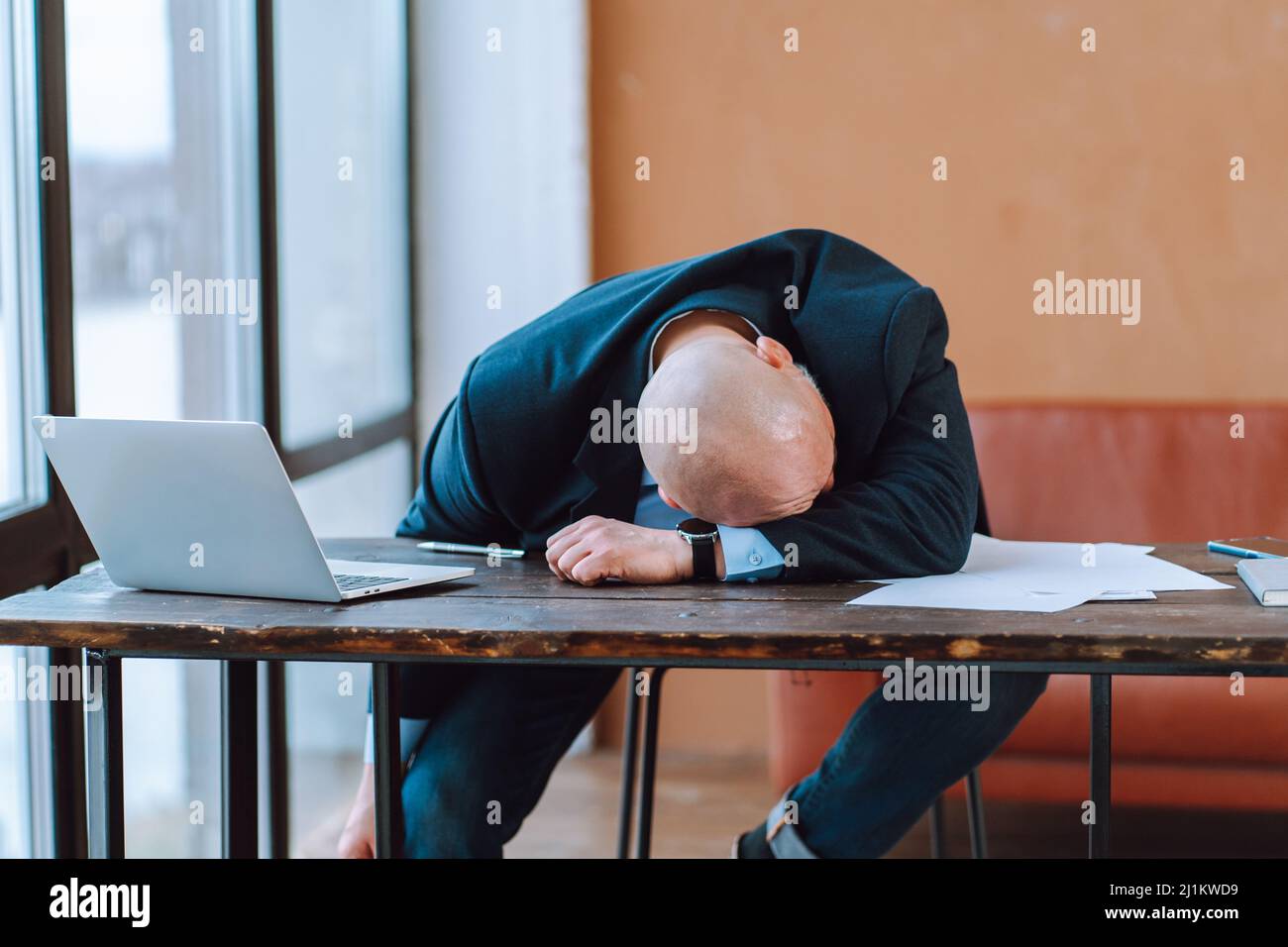 Man sitting down office hi-res stock photography and images - Alamy