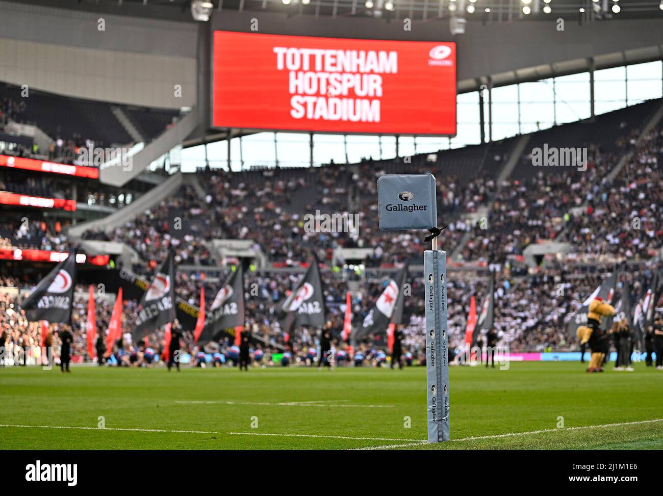 Tottenham hotspur flag hi-res stock photography and images - Alamy