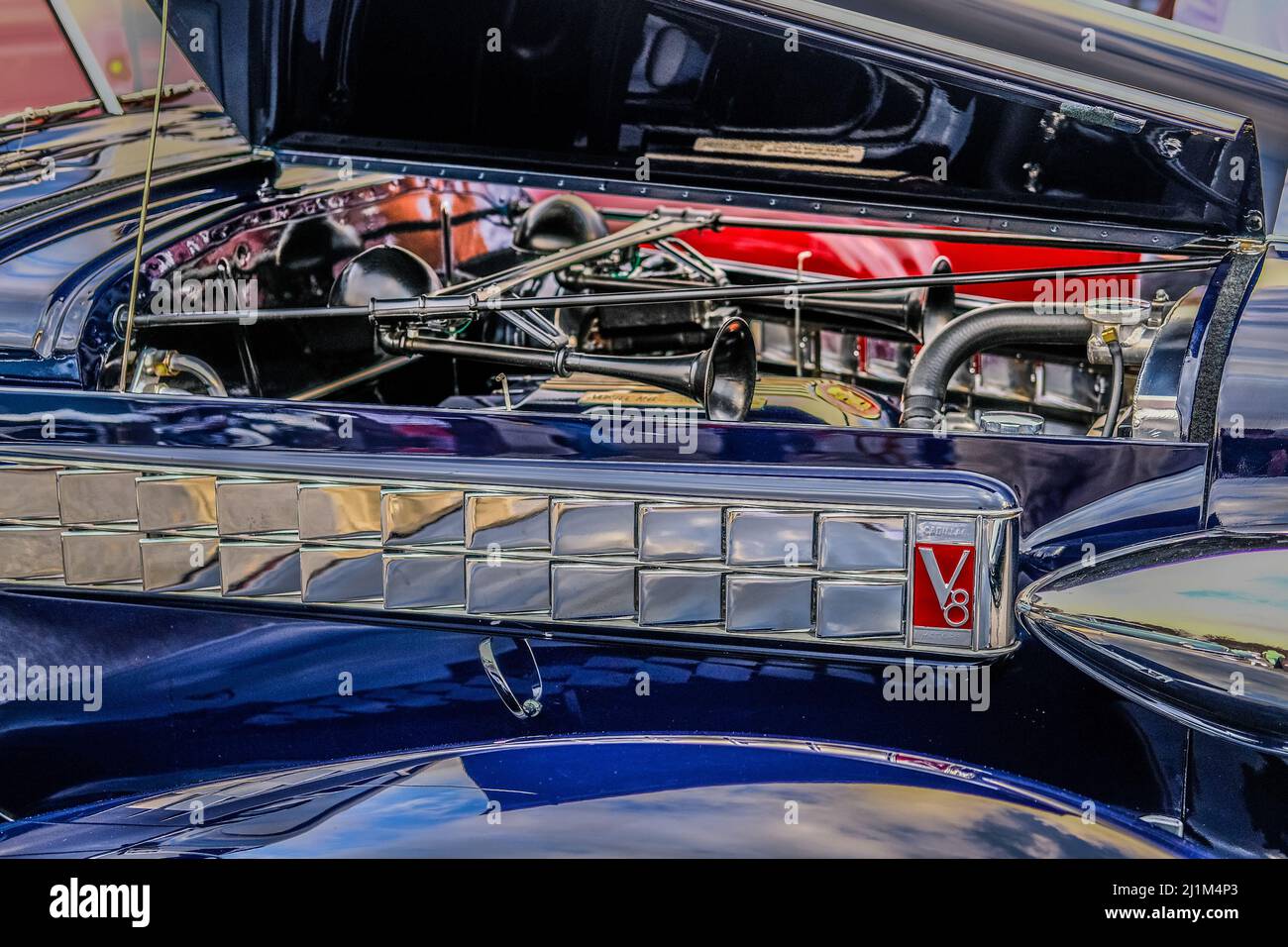 Classic cadillac engine hi-res stock photography and images - Alamy