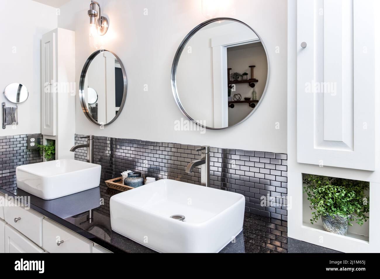 Modern Bathroom Vanity Stock Photo - Alamy