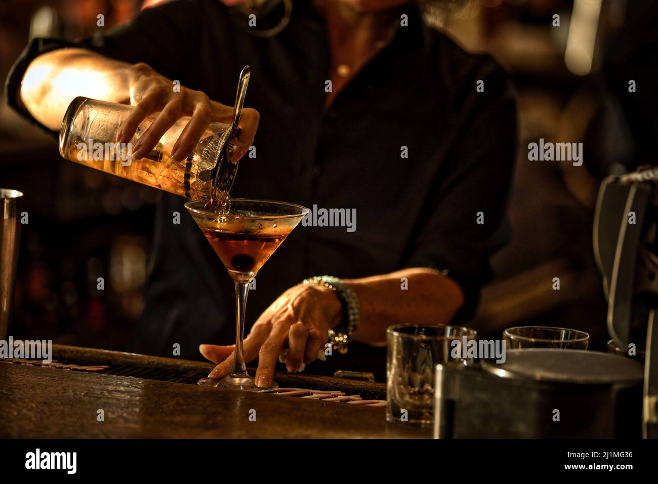 Bartender pouring whiskey hi-res stock photography and images - Alamy