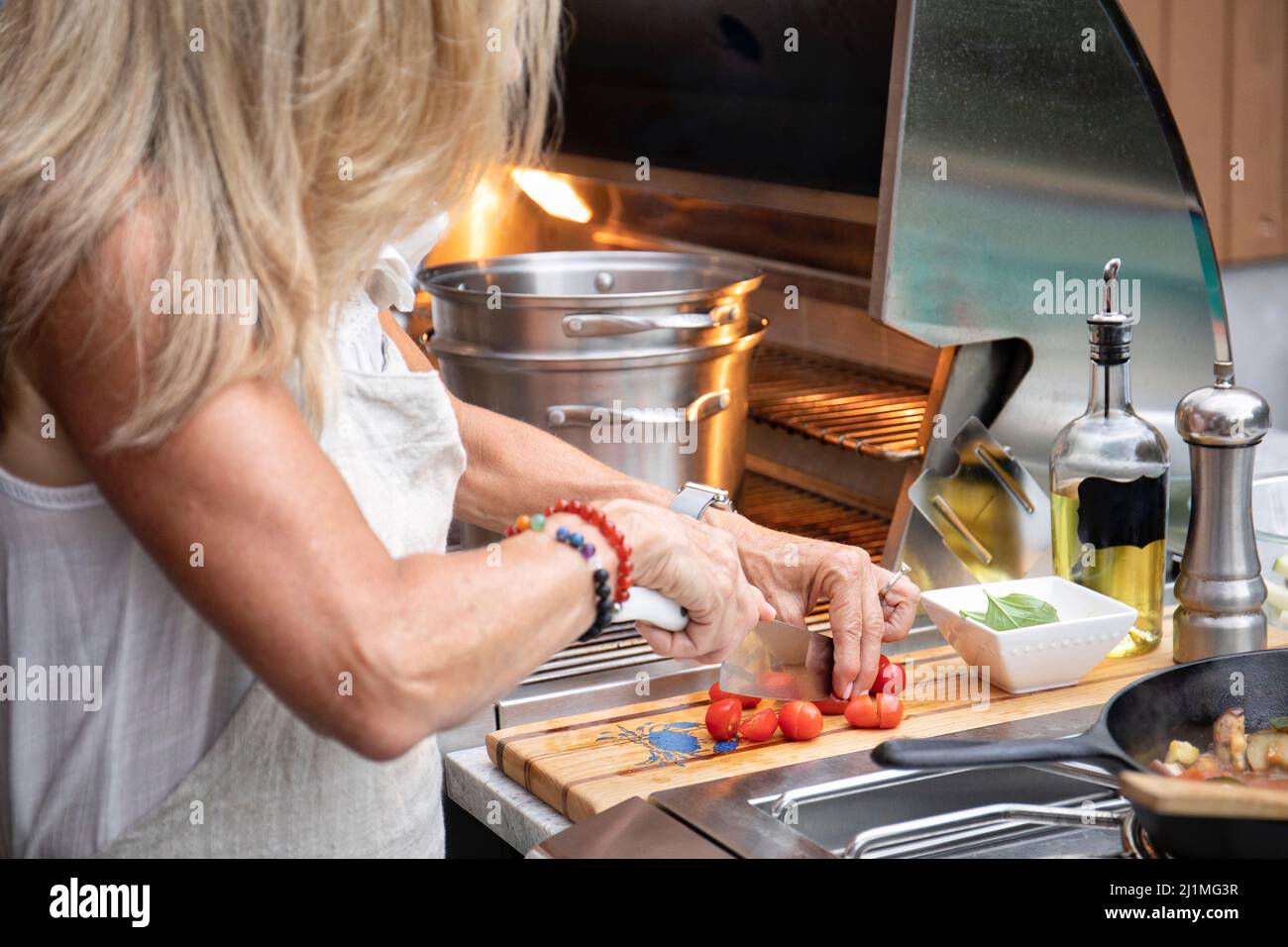 Woman cooking bbq hi-res stock photography and images - Alamy