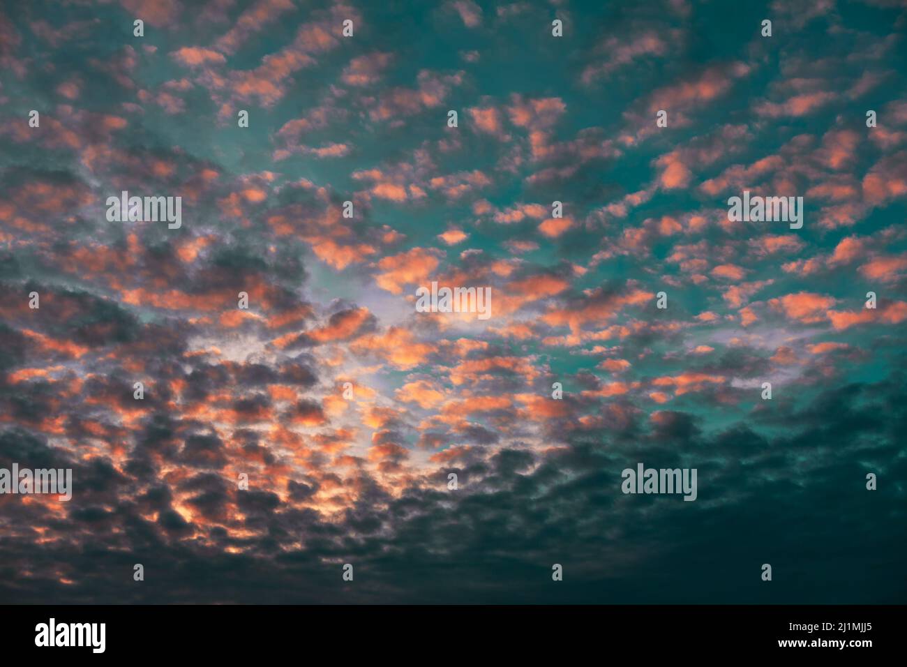 Middle level clouds hi-res stock photography and images - Alamy