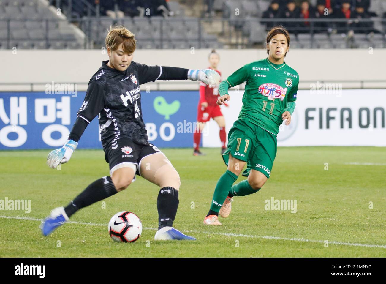 Nov 28, 2019-Yongin, South Korea-Kim Min Jung of Incheon Hyundai Steel Red Angels and Rikako ...