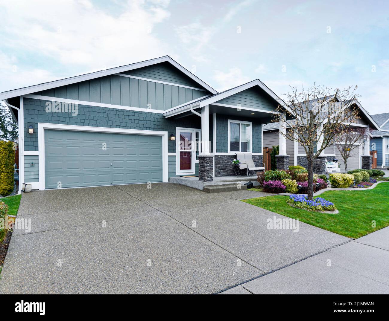 Modern residential front exterior Stock Photo - Alamy