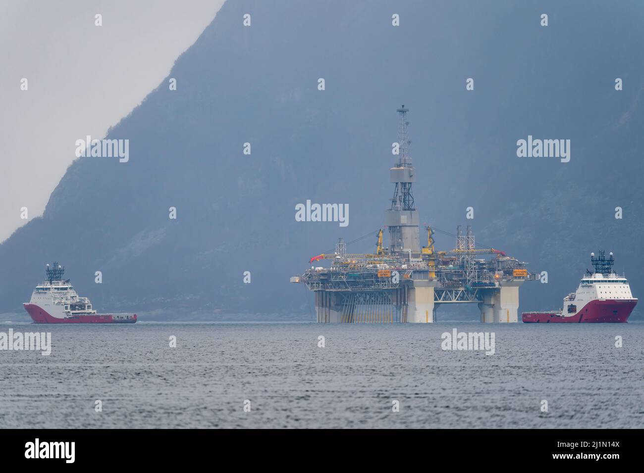 Rig move of Equinor oil platform Njord Alpha with ahts vessels Siem ...