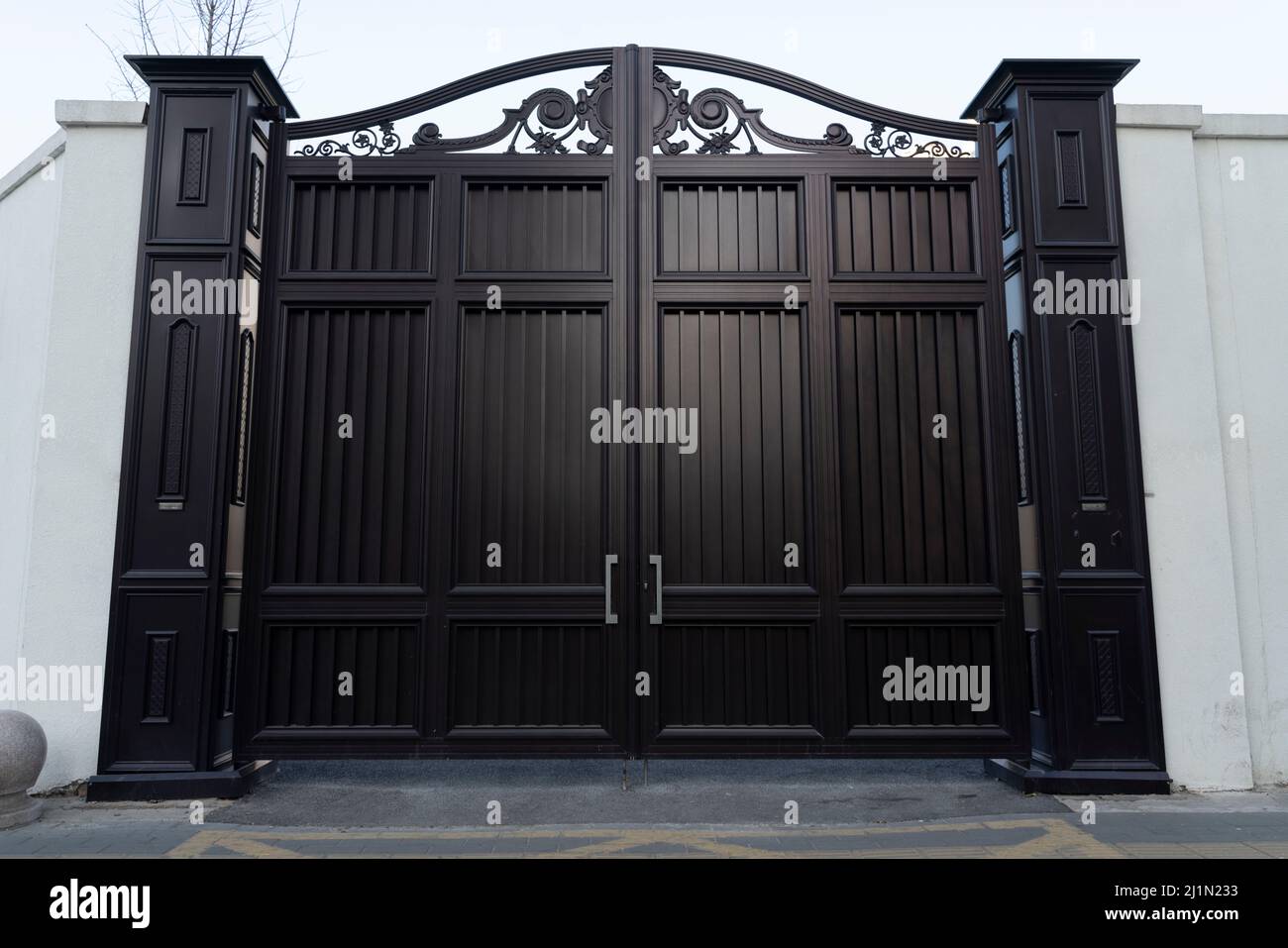 Metal door design hi-res stock photography and images - Alamy