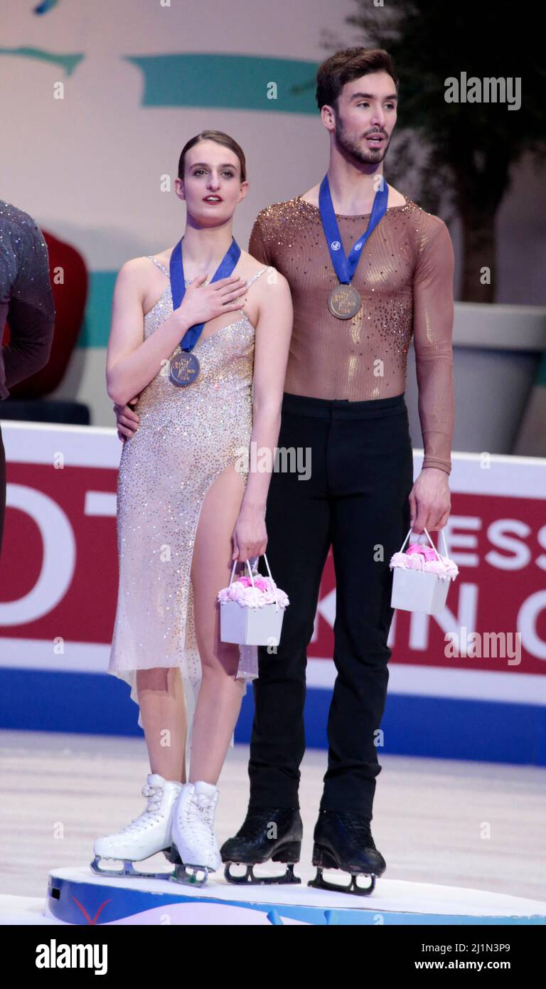 France's Gabriella Papadakis and Guillaume Cizeron (gold) pose on the ...