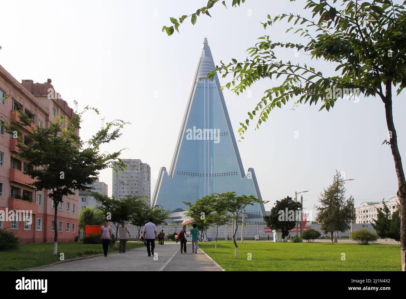 Pyramid shaped skyscraper hi-res stock photography and images - Alamy