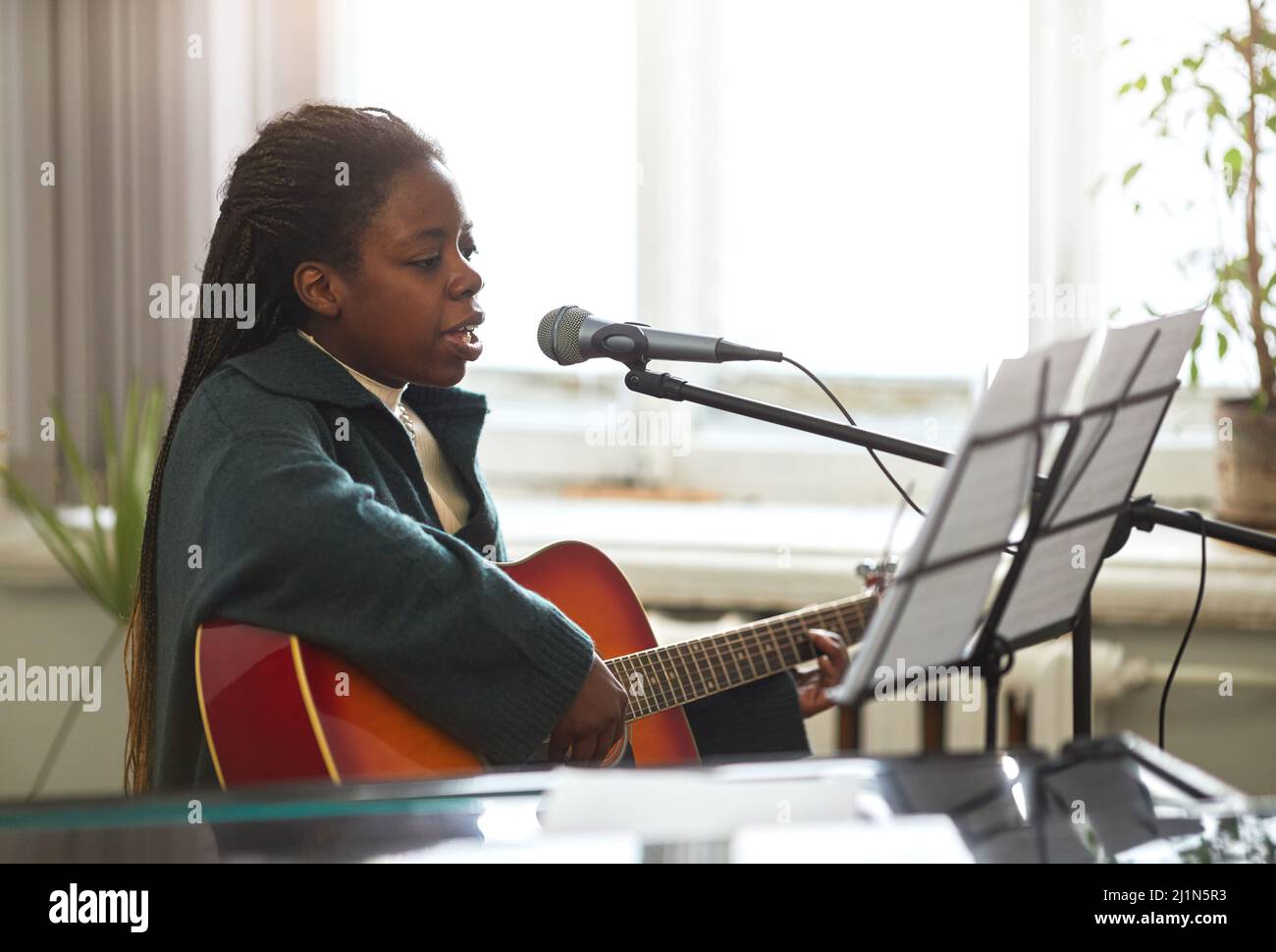 African woman with a mic hi-res stock photography and images - Alamy