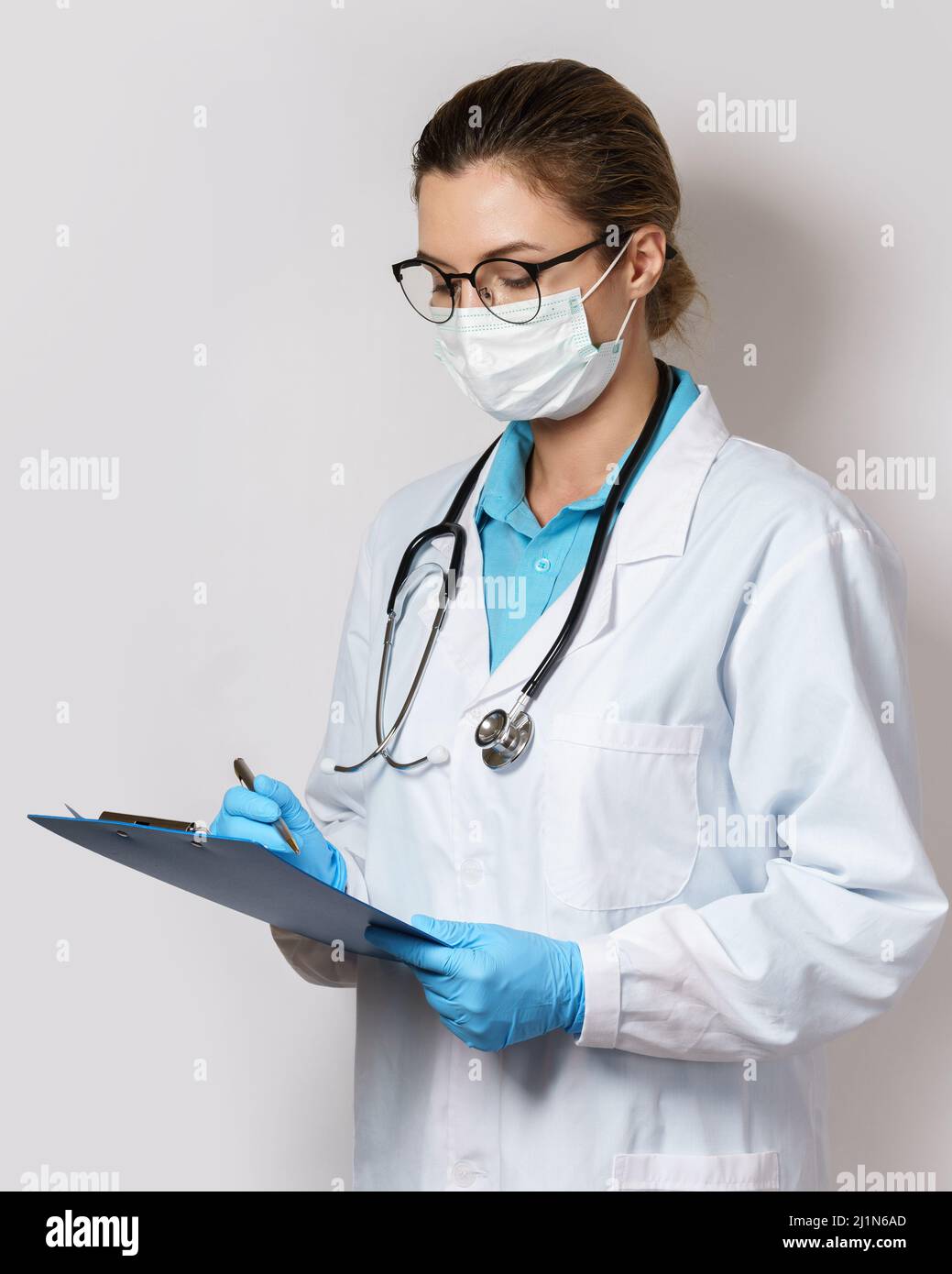 Female doctor with statistics hi-res stock photography and images - Alamy