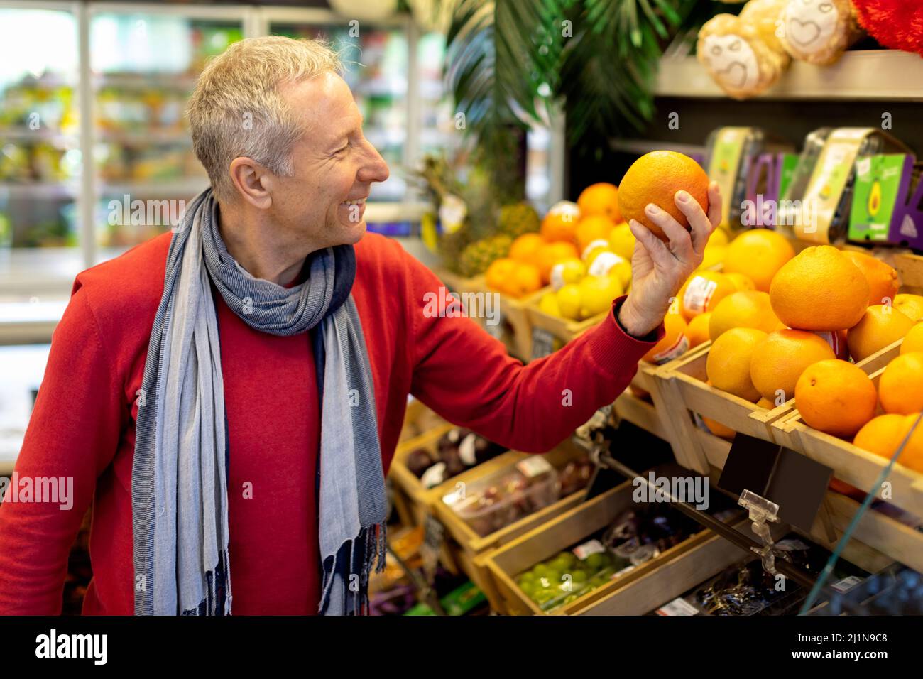 Man choosing fresh fruits hi-res stock photography and images - Alamy
