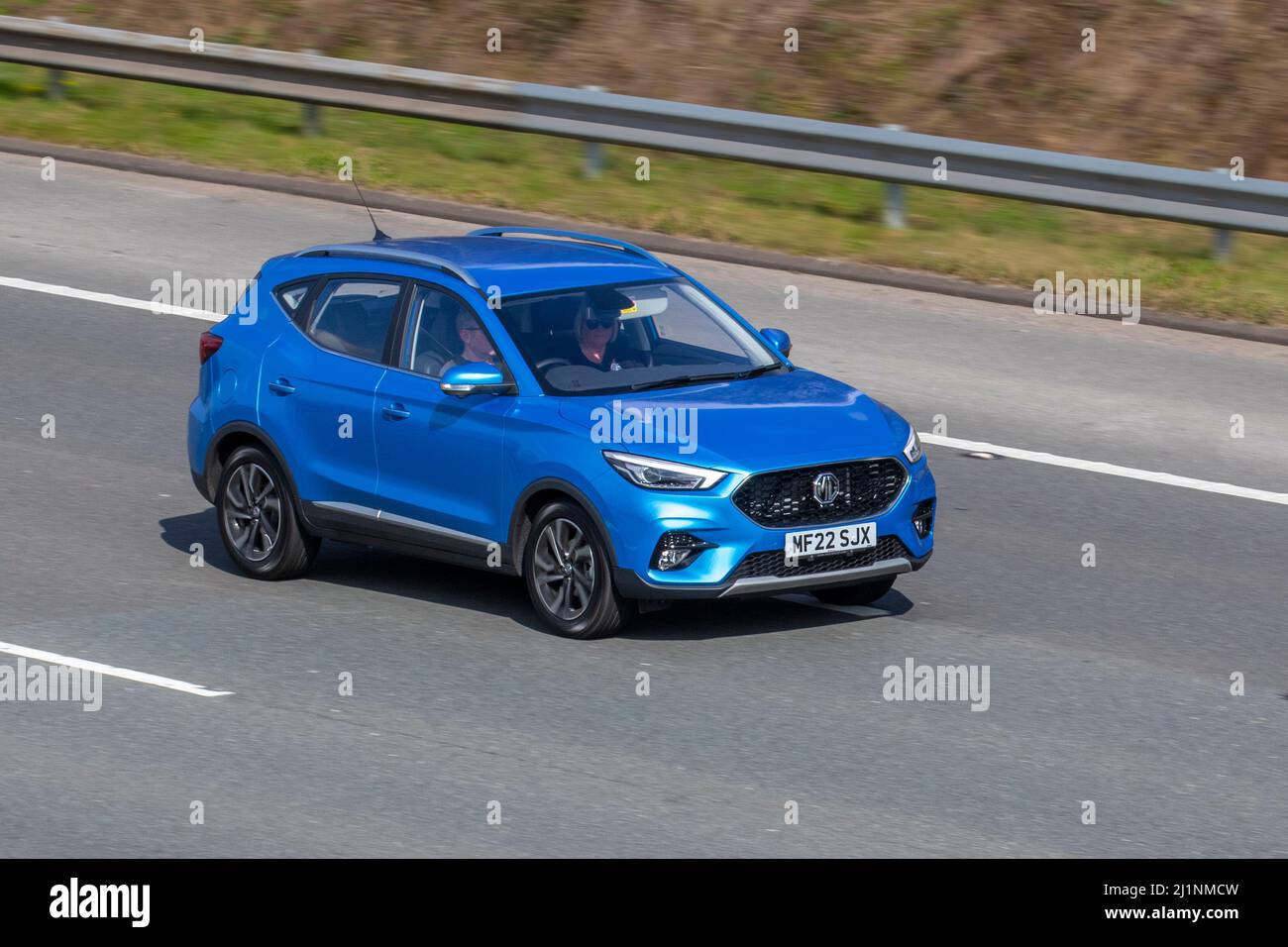 2022 blue MG ZS Exclusive VTi-Tech 1498cc 5 speed manual driving on the ...