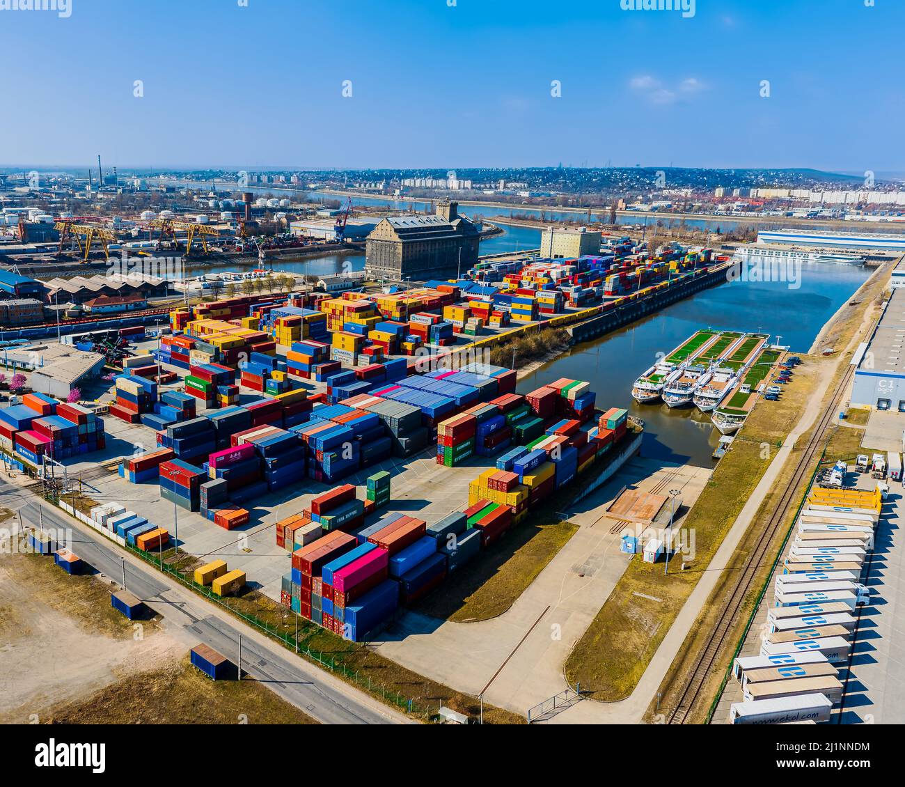 Global shipping container crisis hi-res stock photography and images ...