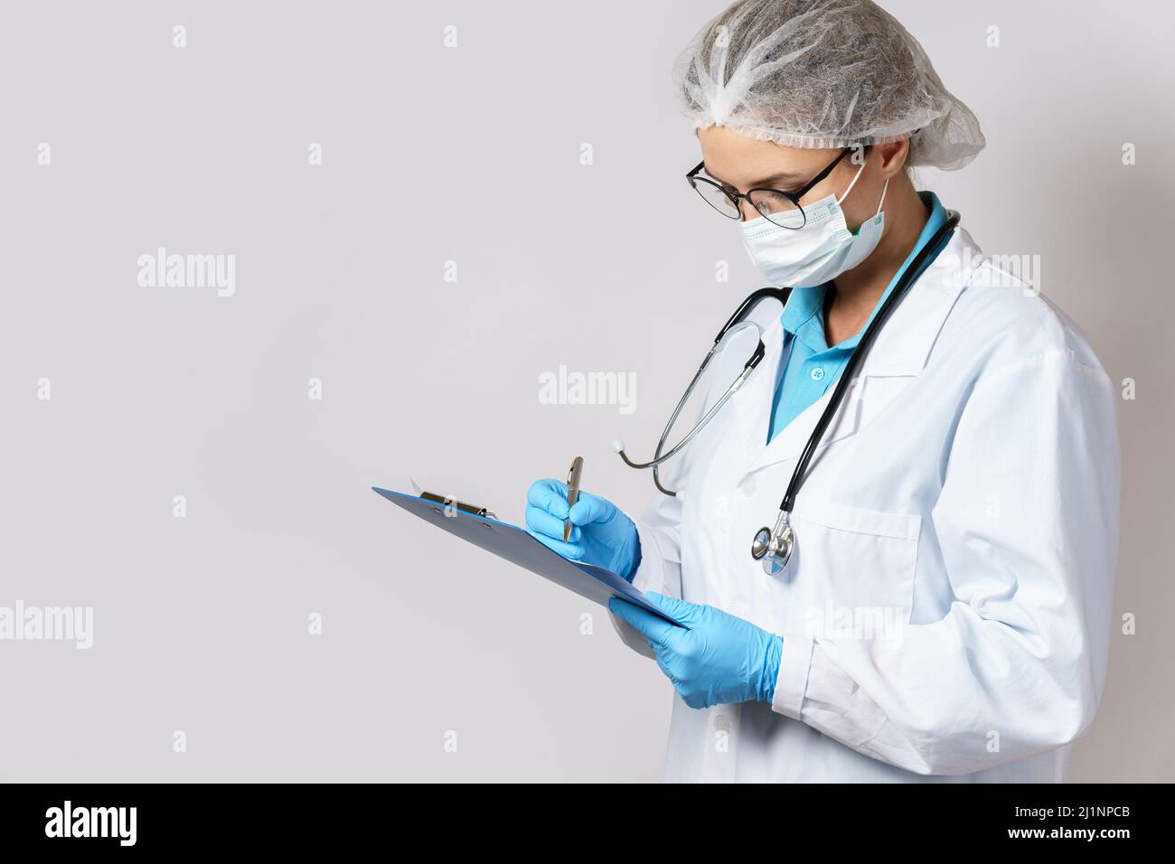 Female doctor with statistics hi-res stock photography and images - Alamy