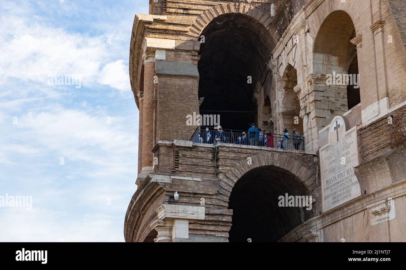 A picture of a group of tourists visiting the Colosseum Stock Photo - Alamy