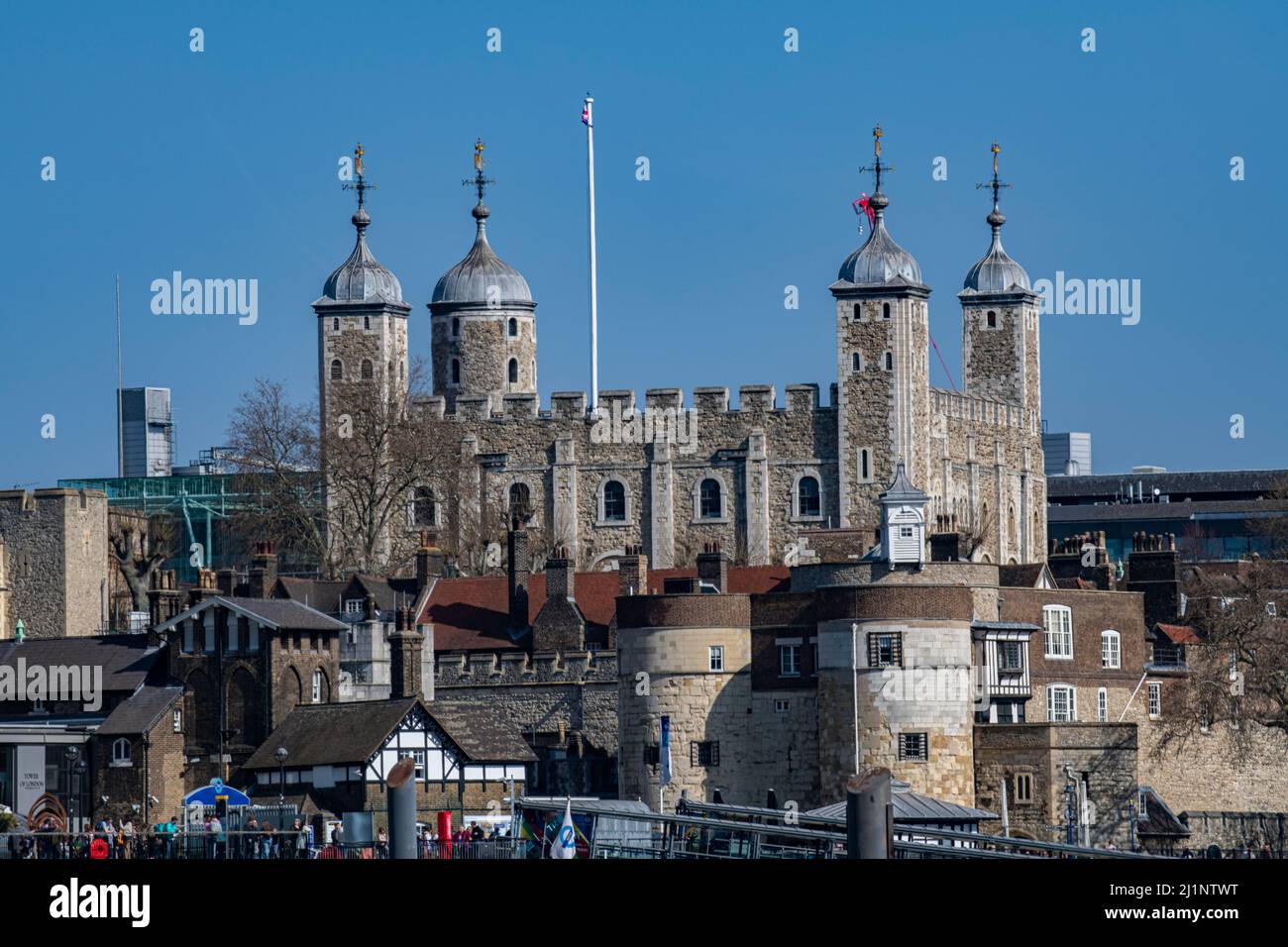 The Tower of London nestled in amongst more modern buildings Stock ...