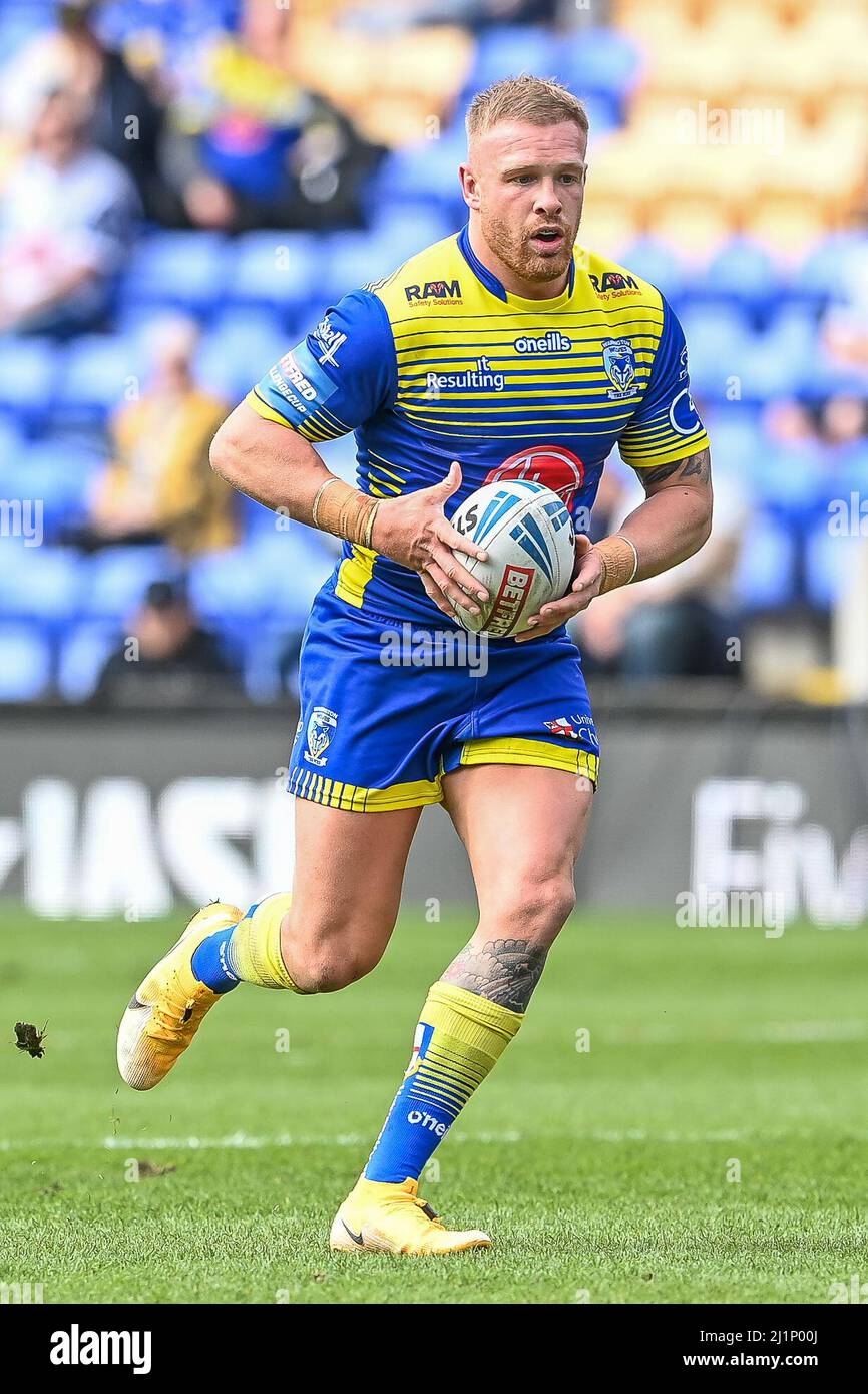 Oliver Holmes #12 of Warrington Wolves makes a break Stock Photo - Alamy
