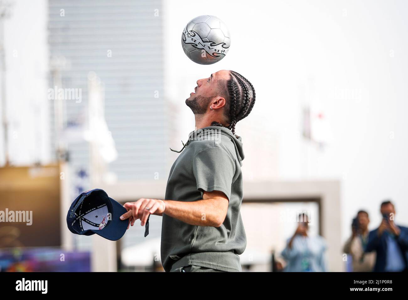 Freestyle footballer hi-res stock photography and images - Alamy