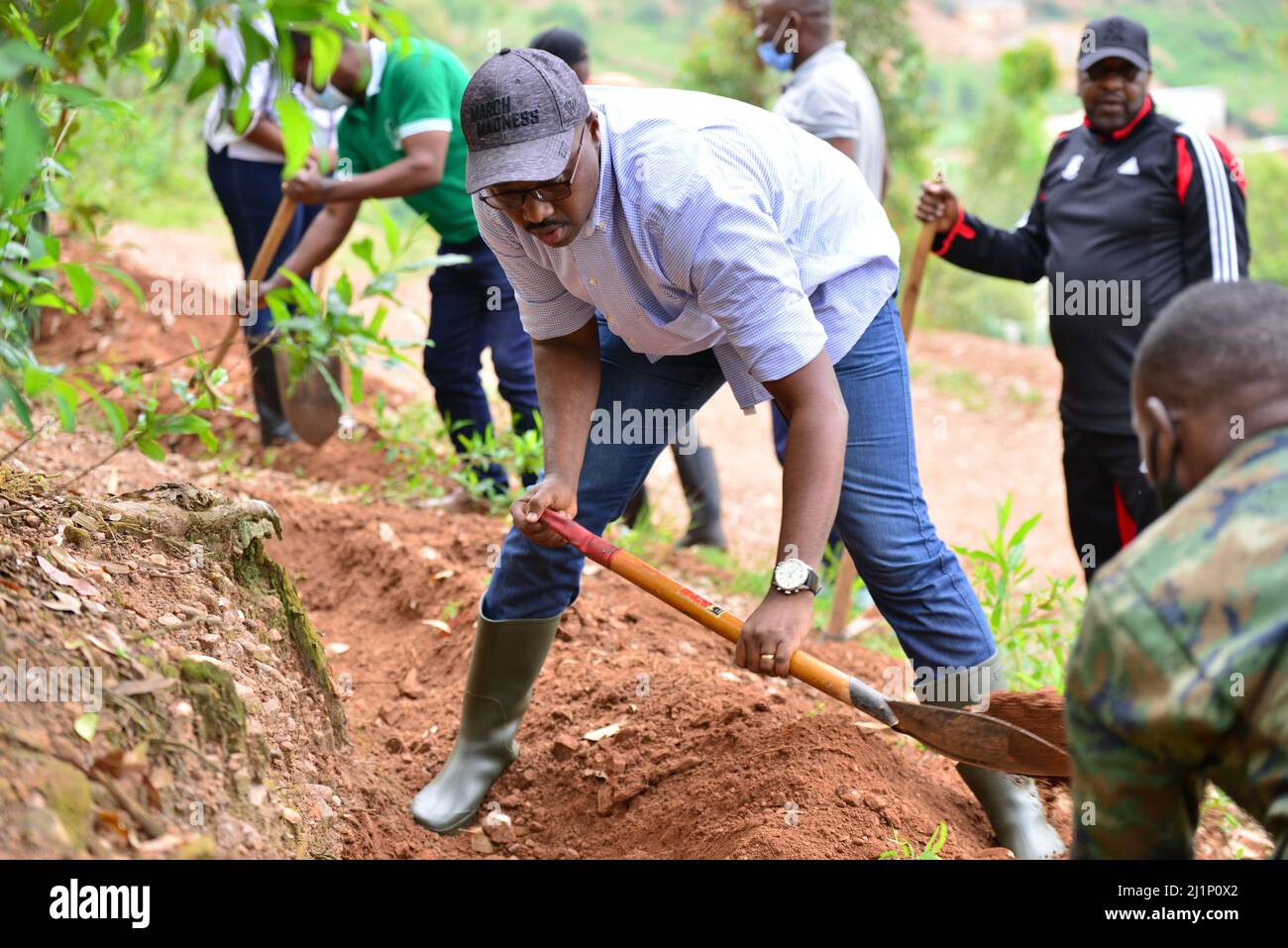 (220327) -- KIGALI, March 27, 2022 (Xinhua) -- Pudence Rubingisa, mayor ...