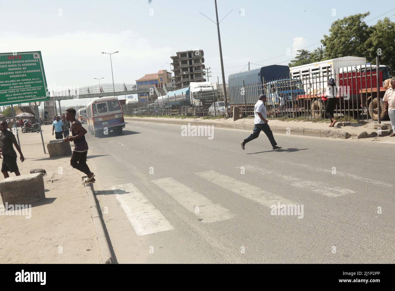 People crossing Mandela Road in the Buguruni area of ??Dar es Salaam ...