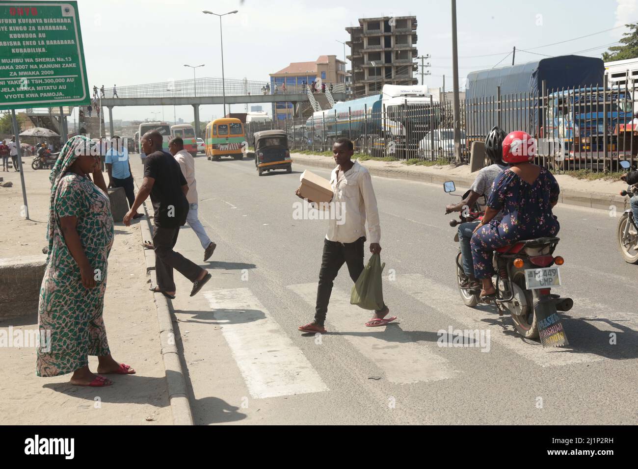 People crossing Mandela Road in the Buguruni area of ??Dar es Salaam ...