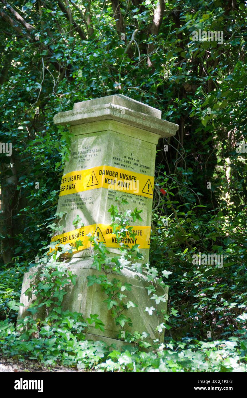 Highgate cemetery vampire hi-res stock photography and images - Alamy