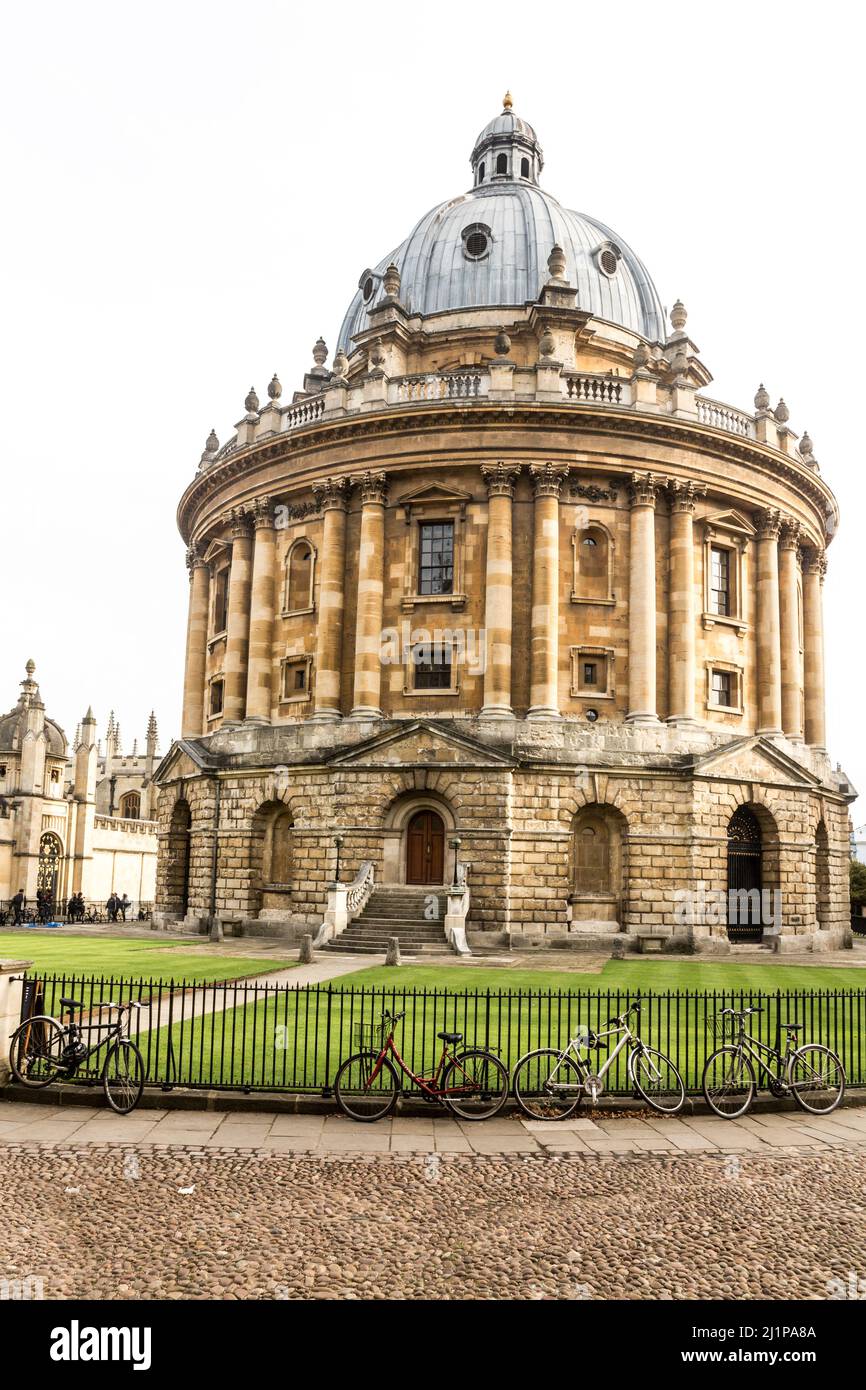 A vertical shot of the famous Radcliffe Camera in Radcliffe Square ...