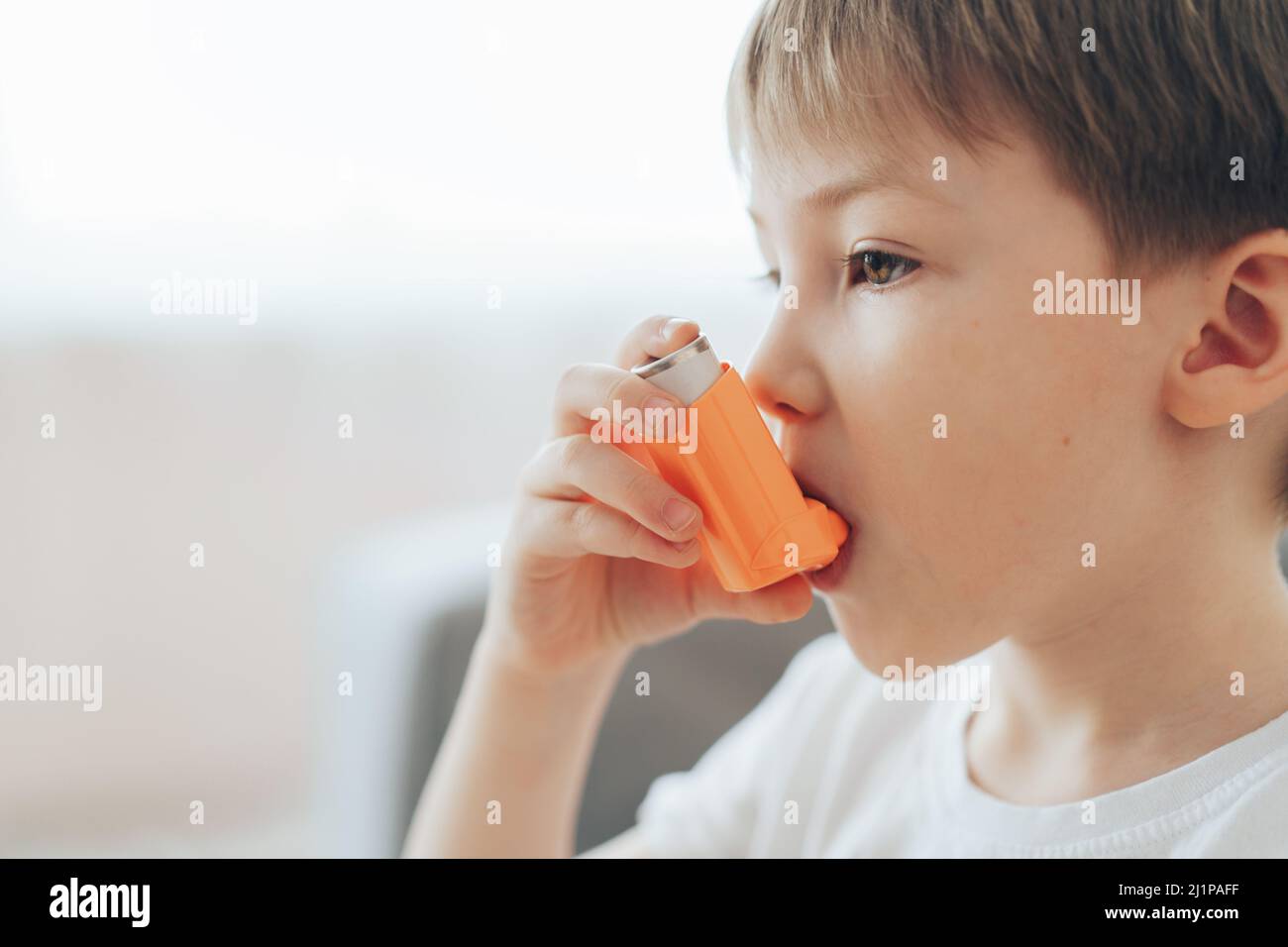Little boy inhales medicine through an asthma inhaler Stock Photo - Alamy