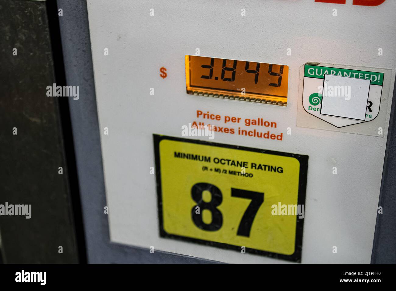 Digital fuel price sign hi-res stock photography and images - Alamy