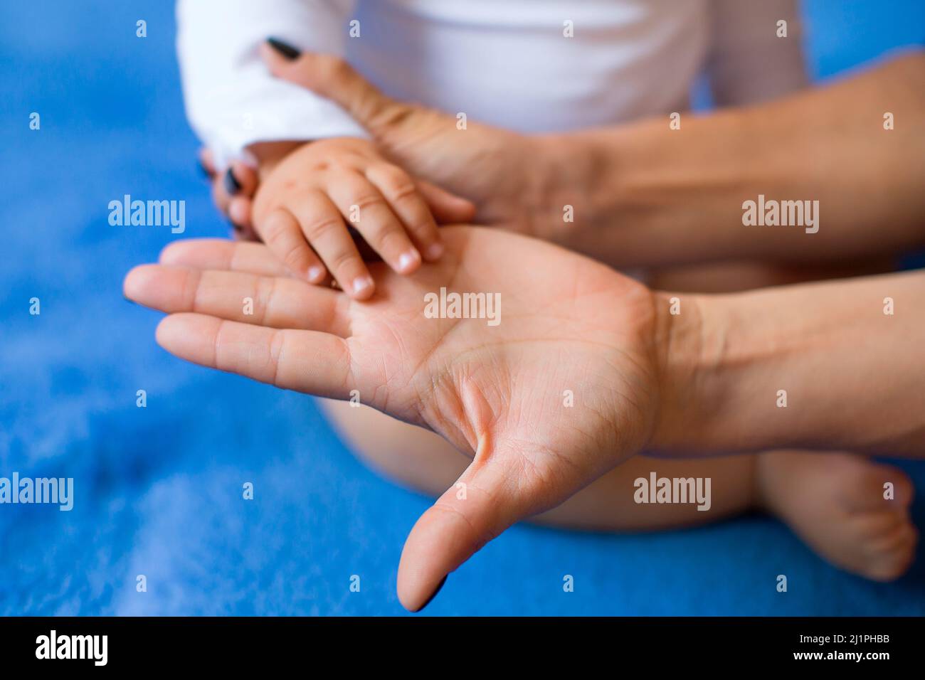 Hand of a child on a woman's palm Stock Photo - Alamy