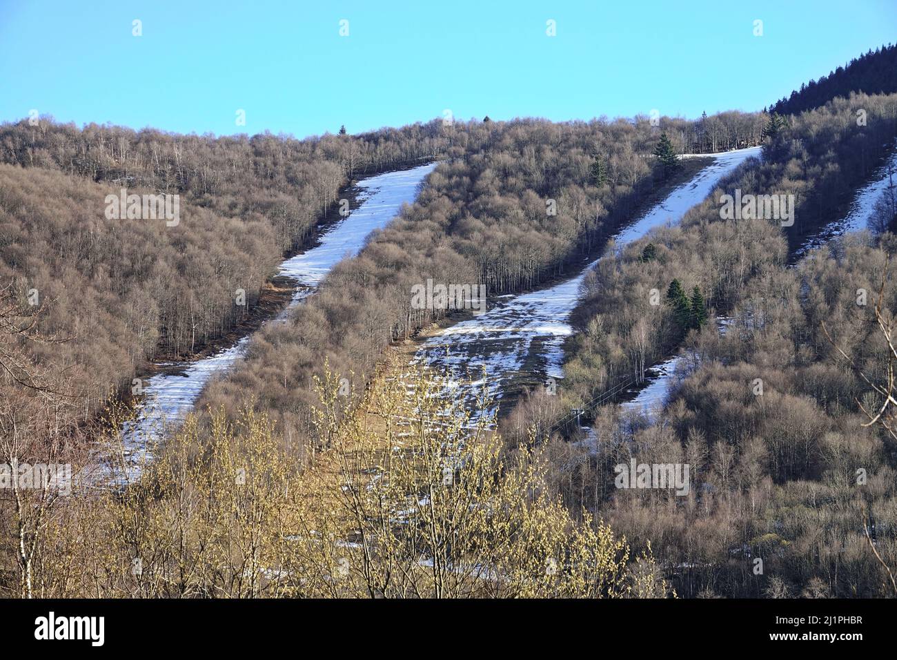 Snowless ski slope hi-res stock photography and images - Alamy