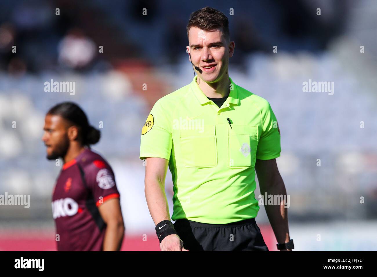 EMMEN, NETHERLANDS - MARCH 27: Referee Sam Droge during the Dutch ...