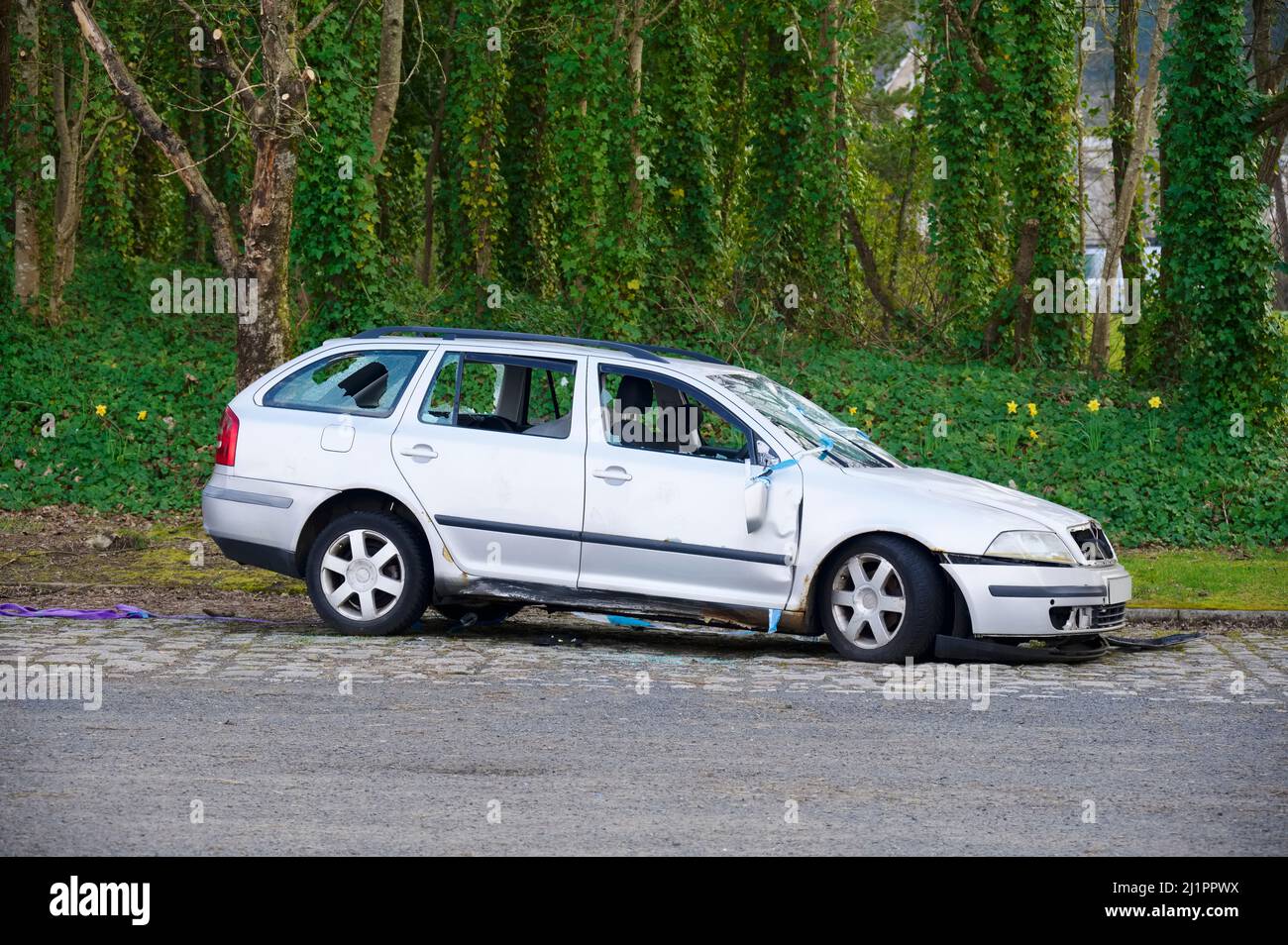 Car vandalised and abandoned in rural countryside Stock Photo - Alamy